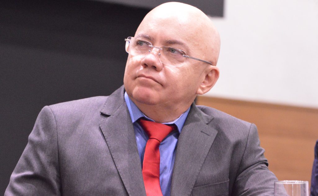 O secretário da Casa Civil, Raimundo Alves, tirou uns dias de descanso