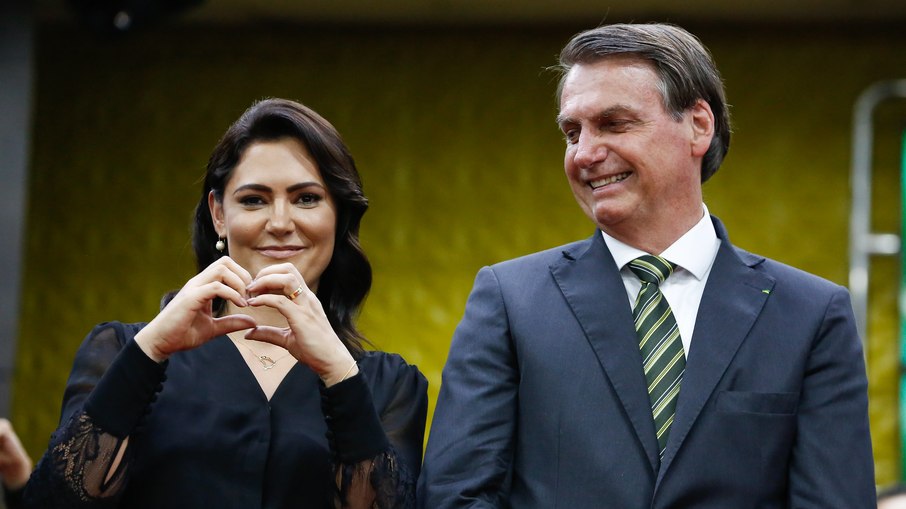 Michelle comemora 15 anos de casada com Bolsonaro: 'Te amo, príncipe!'