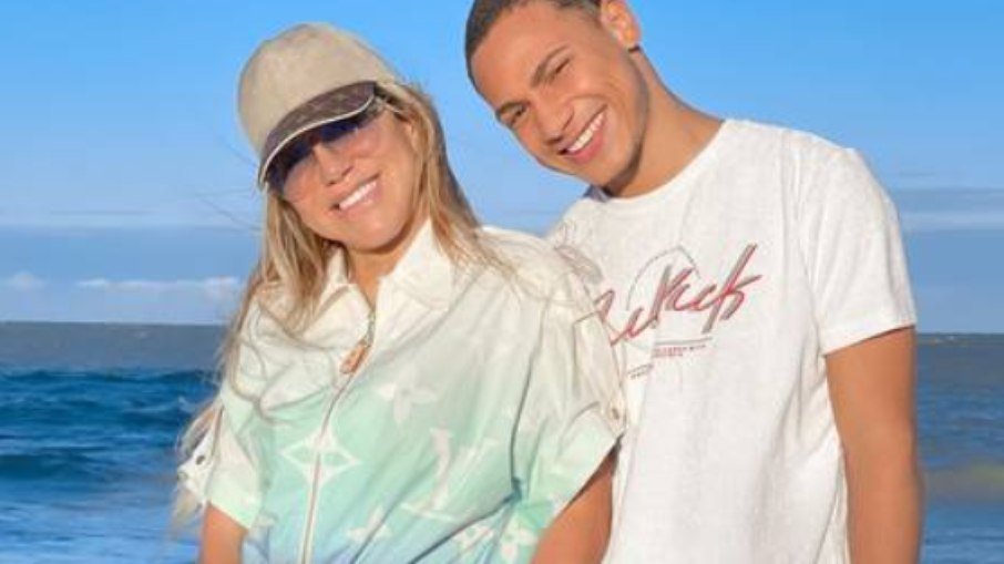 Ex-esposa de Hulk, do Galo, inicia romance com cantor 33 anos mais novo