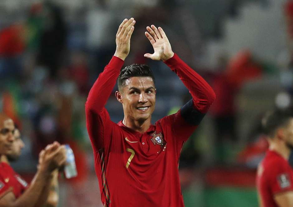 Besta enjaulada: CR7 perde pênalti, faz dois, entra para a história e ...