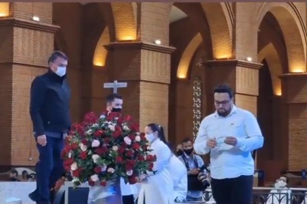 Bolsonaro faz leitura bíblica durante missa no Santuário de Aparecida ...