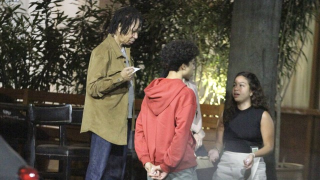 Djavan é fotografado com a família no Rio