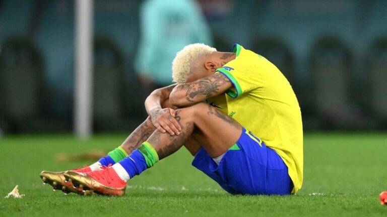 Com requintes de crueldade, Neymar sofre 3º trauma em Copas e sai chorando