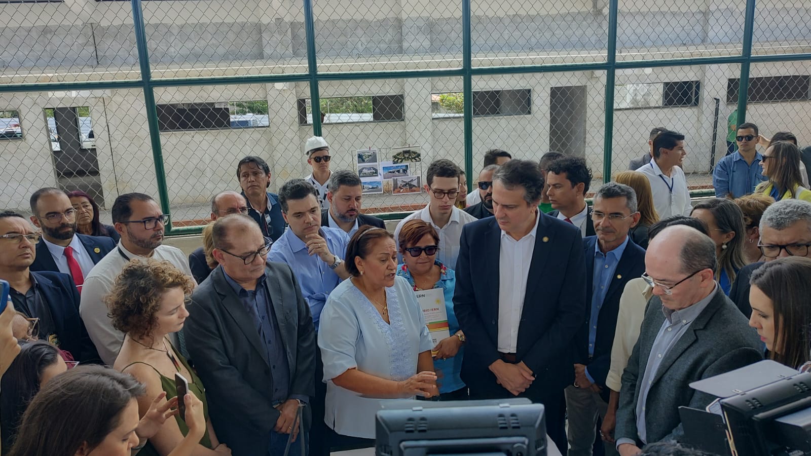 Ao lado de Fátima, Camilo Santana visita prédio do IERN