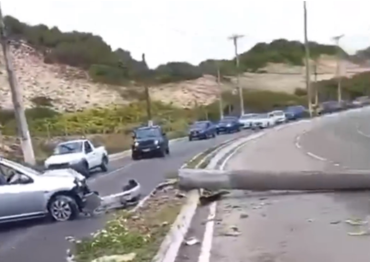VÍDEO: Motorista perde controle e bate carro na Via Costeira