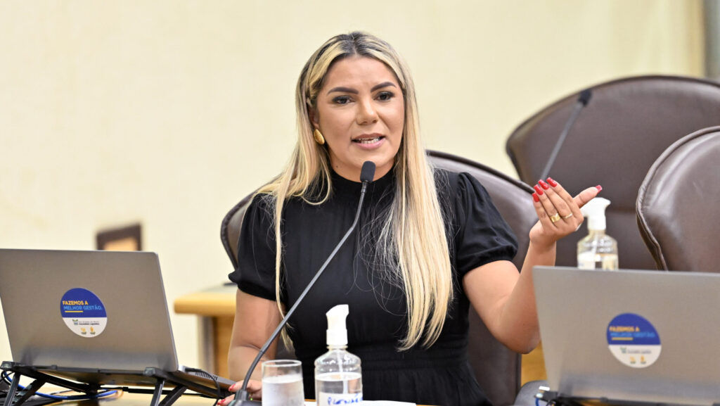 Eudiane Macedo recebe missa de ação de graças pelo seu aniversário