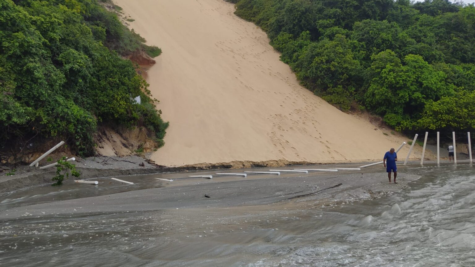 Praia de Ponta Negra amanhece alagada após chuvas intensas em Natal