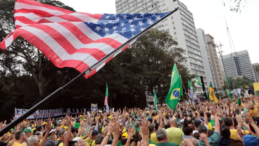 Bandeira dos EUA é "novo símbolo da direita brasileira", diz NYT