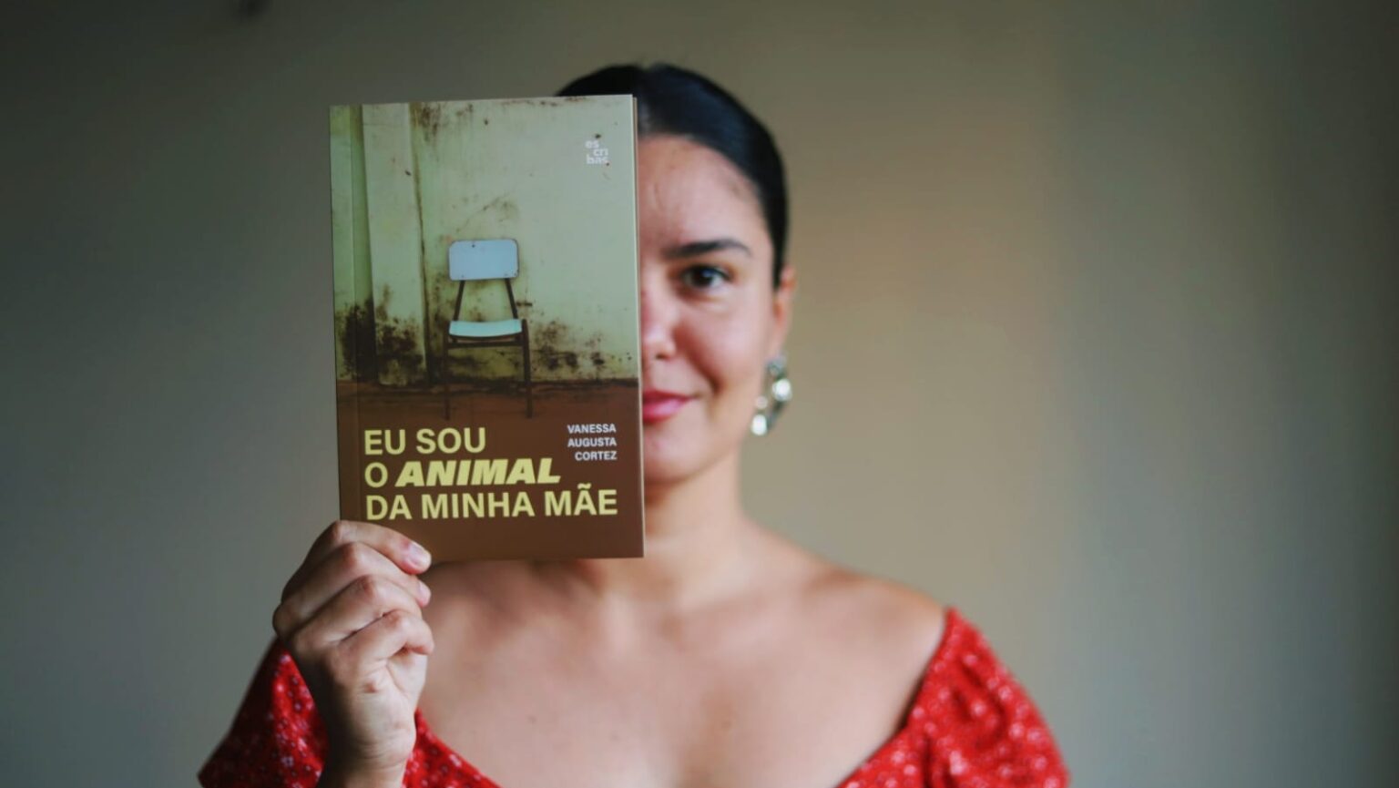 Vanessa Augusta lança livro “Eu sou o animal da minha mãe”