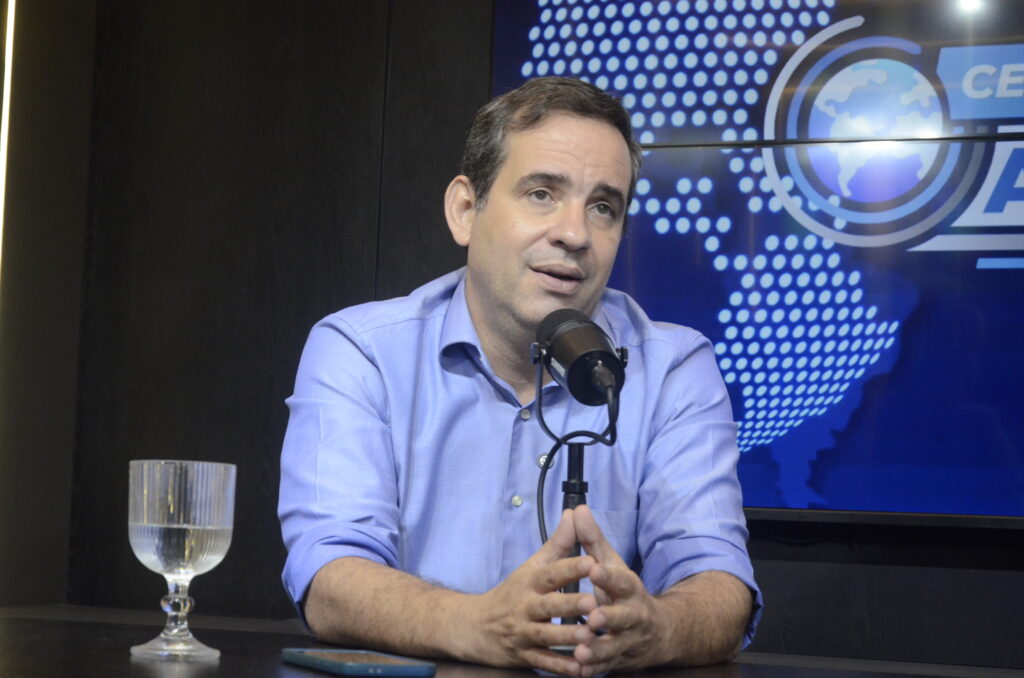 Cadu ataca Allyson e Álvaro e eleva tom da disputa